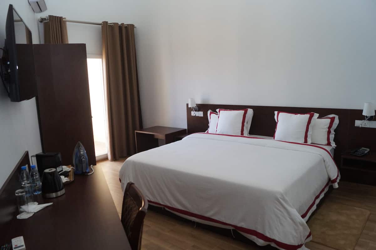 Camas Tempur-Pedic, frigobar, cofres nos quartos