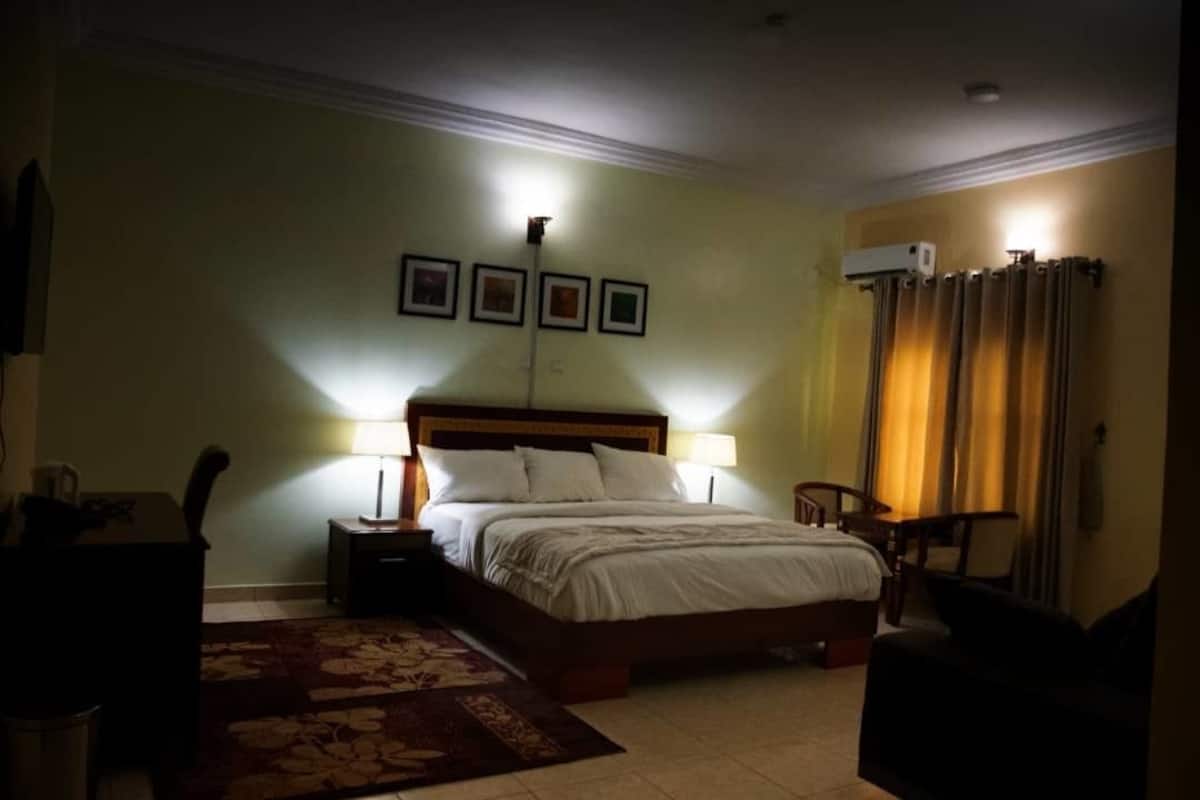 Quarto Duplo Deluxe, vista para o pátio | Cofre com capacidade para portátil, secretária 