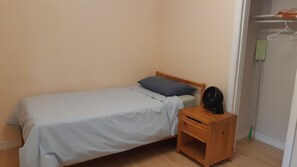 Main Floor Room #3 | Quartos insonorizados, ferro/tábua de engomar, camas desdobráveis 