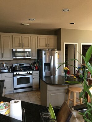 Refrigerador em uma área comum, micro-ondas em uma área comum