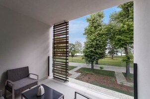 Apartamento luxo, 2 quartos, sacada, vista para o lago | Vista da sacada