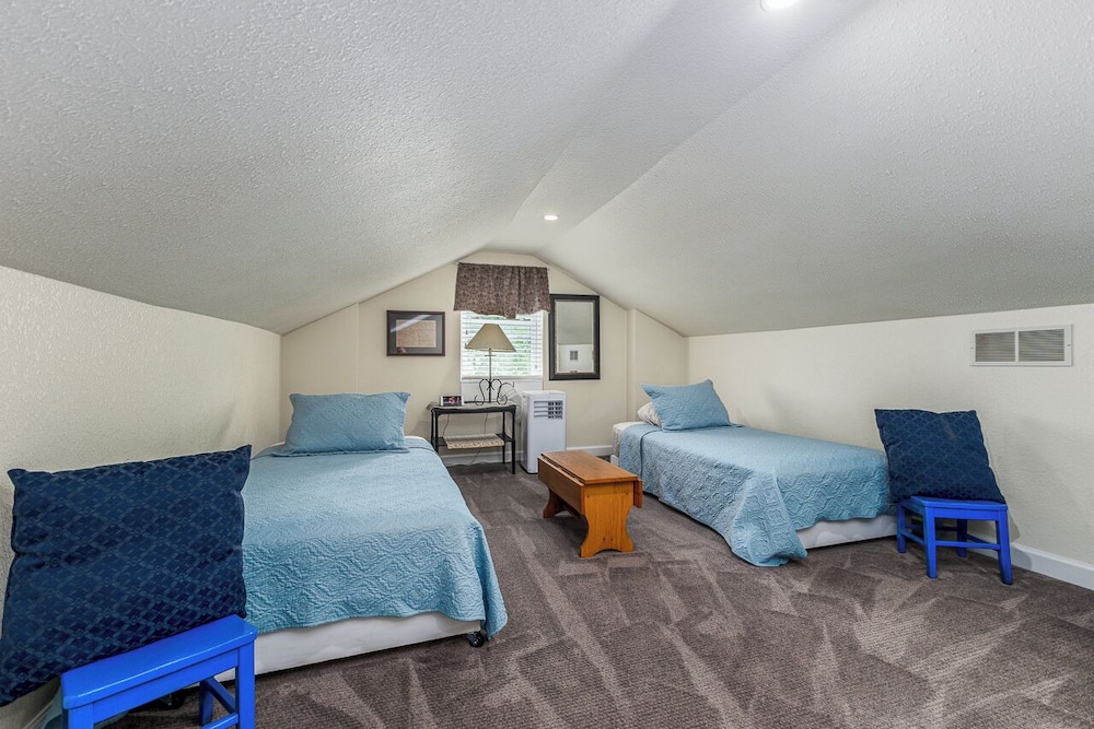 Galena Summer Spot On Prospect St! Walk To Downtown - Free Street Parking! - Galena, IL