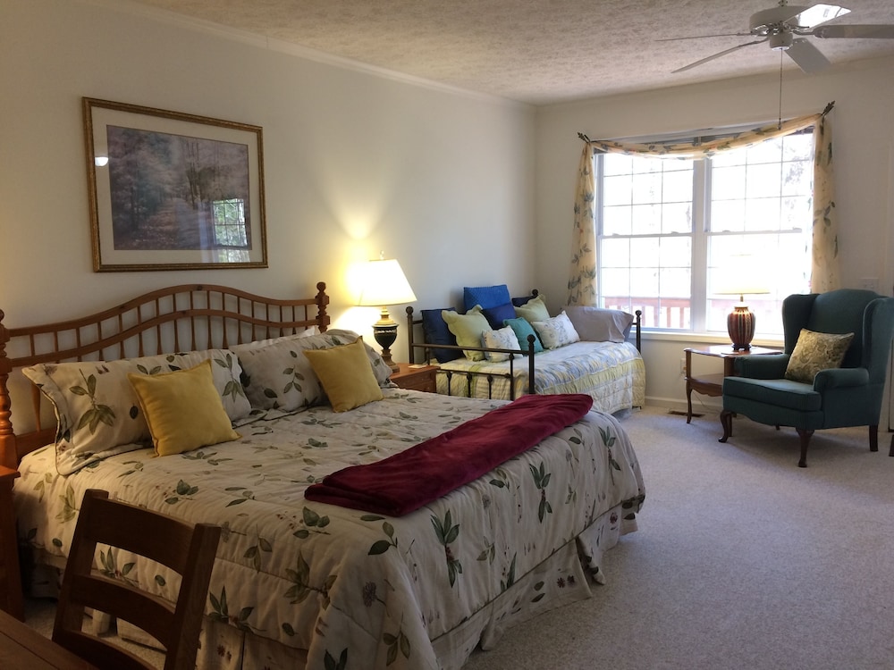 Secluded House, 2 Minute Walk To Gorgeous Lake, Bald Rock & Walking Trails - Sapphire, NC
