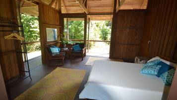 Uma cabana de madeira com uma cama, uma cadeira, uma mesa e um mapa na parede.