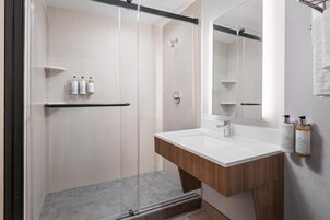 Quarto Standard, 1 cama queen-size, não fumadores, frigorífico | Casa de banho | Uma combinação polibã/banheira, um secador de cabelo 