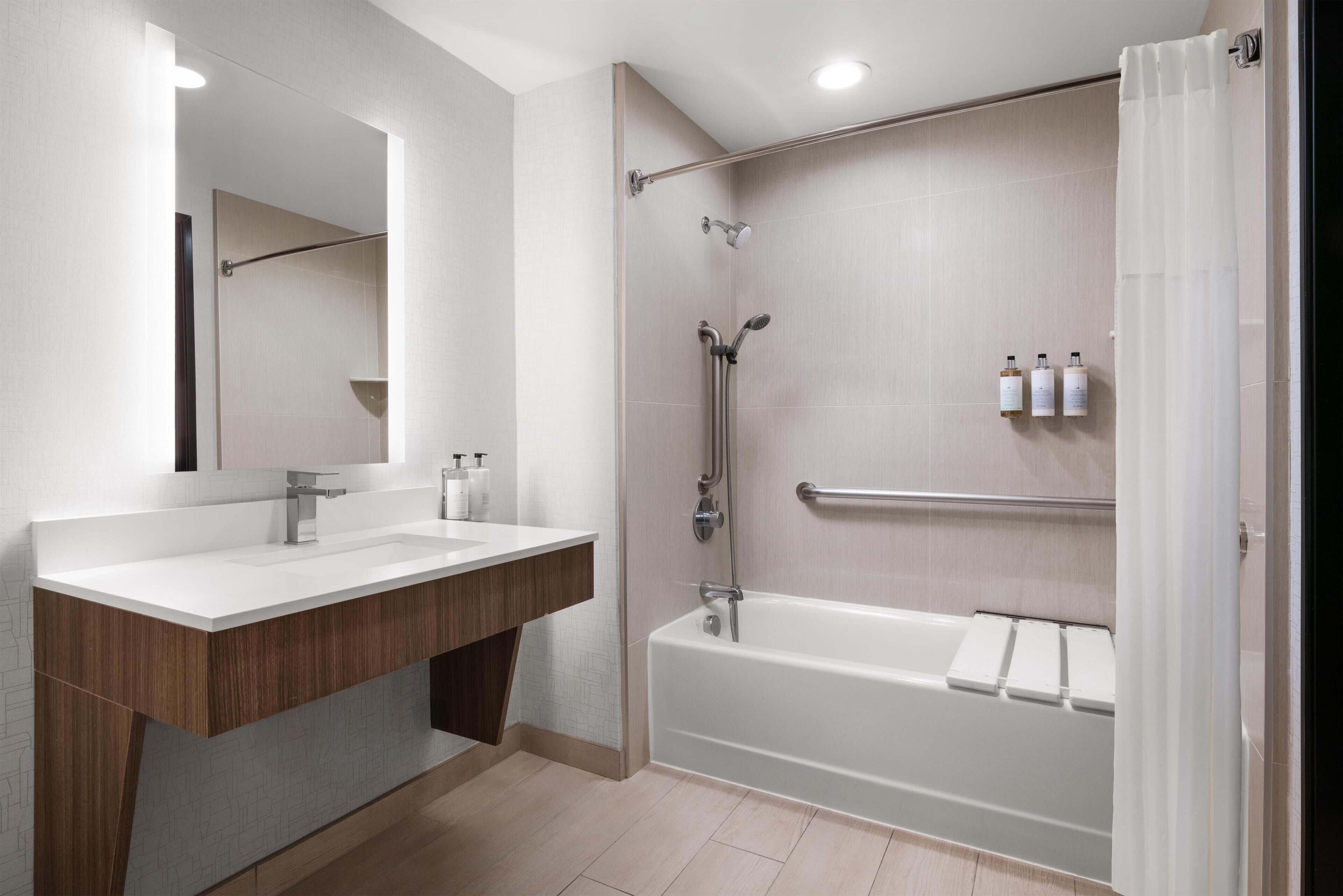 Quarto Standard, 2 camas queen-size, acessível, frigorífico | Casa de banho | Uma combinação polibã/banheira, um secador de cabelo 