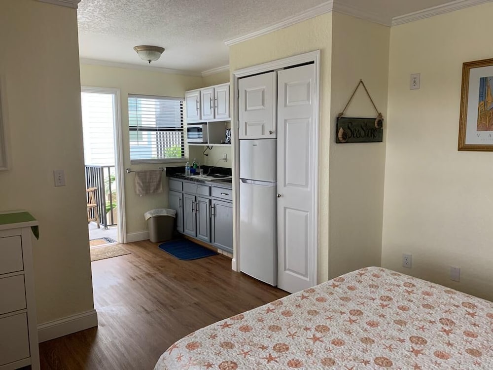 Adorable Studio With Gulf Views And Easy Access To The Beach! - Redington Beach, FL