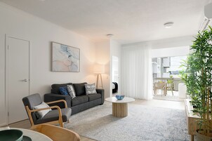 2 Bedroom with Study | Área de estar | TV LED, DVD player