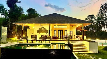 Uma casa moderna com piscina, área de estar externa e um pátio coberto.