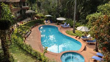 Piscina externa, guarda-sóis, espreguiçadeiras