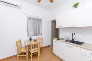 Cozinha privada | Um frigorífico, um micro-ondas, um forno, uma placa de cozinha 