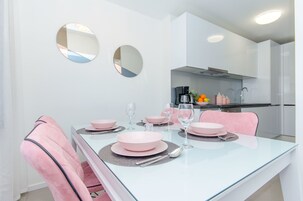 Apartamento (A1) | Cozinha privada | Máquina de café expresso, cafeteira/chaleira, geladeira, micro-ondas