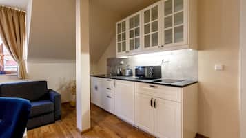 Apartamento, 1 quarto, kitchenette, vista para o rio (2) | Cozinha privada | Minifrigorífico, um micro-ondas, uma placa de cozinha