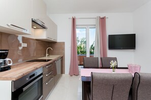 Cozinha privada | Um frigorífico, um micro-ondas, uma placa de cozinha