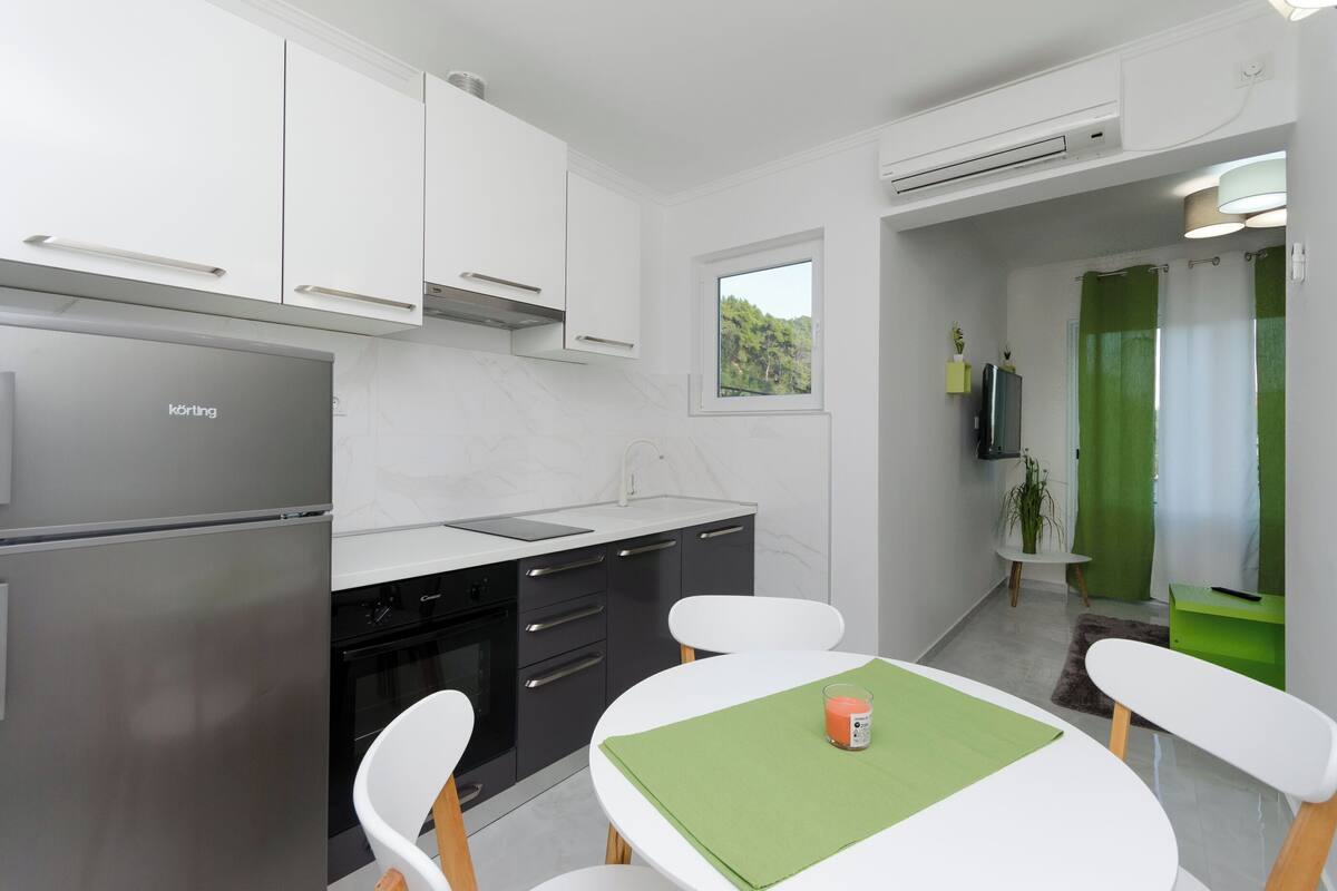 Apartamento (A1) | Cozinha privada | Um frigorífico, um micro-ondas, uma placa de cozinha