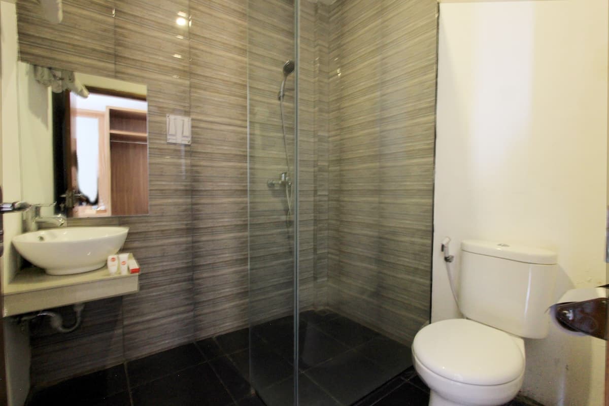 Quarto Duplo Deluxe | Casa de banho | Um polibã, toalhas fornecidas