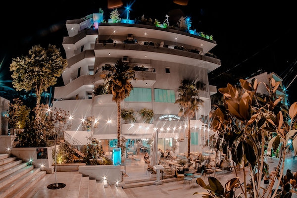 Fachada da propriedade à noite