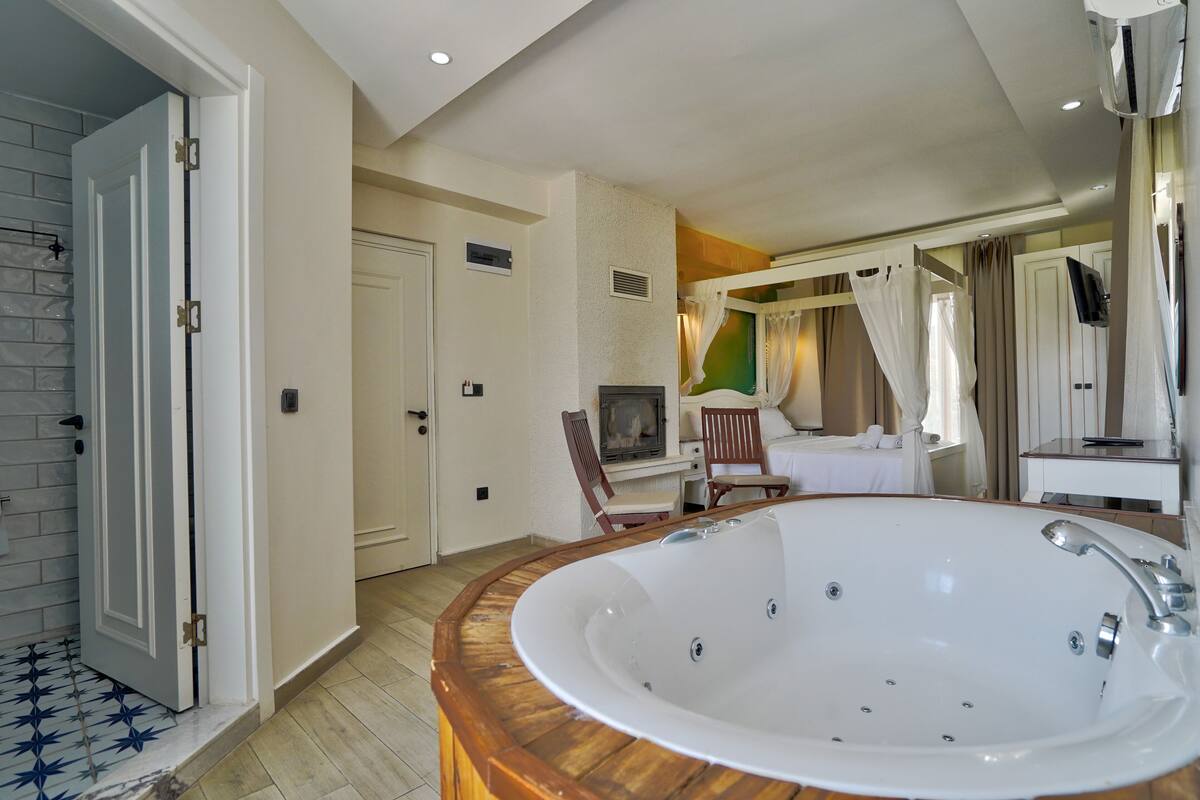 Quarto Deluxe, lareira | Roupa de alta qualidade, cortinas/cortinados opacos
