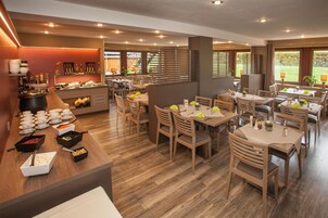 Pequenos-almoços servidos, cozinha local e internacional