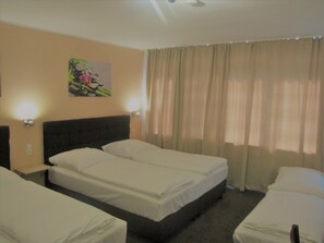 Quarto quádruplo | Escrivaninha, berços grátis, Wi-Fi de cortesia, roupa de cama