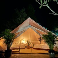 One bed in three beds shared tent | Cofres nos quartos, camas extras/dobráveis (sobretaxa)