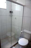 Chuveiro, secador de cabelo (mediante solicitação), toalhas de banho 