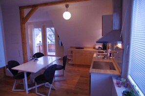 Apartamento | Cozinha privada | Um frigorífico, uma placa de cozinha, uma cafeteira/bule 