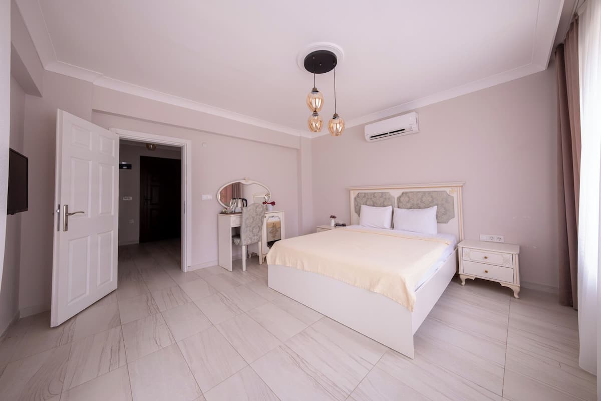 Quarto família, quartos conectados, vista para o mar | Cofres nos quartos, espaço de trabalho para notebook
