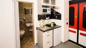Um frigorífico, um micro-ondas, uma placa de cozinha