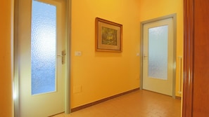 Apartamento (2 Bedrooms) | Sala de estar | TV de ecrã plano