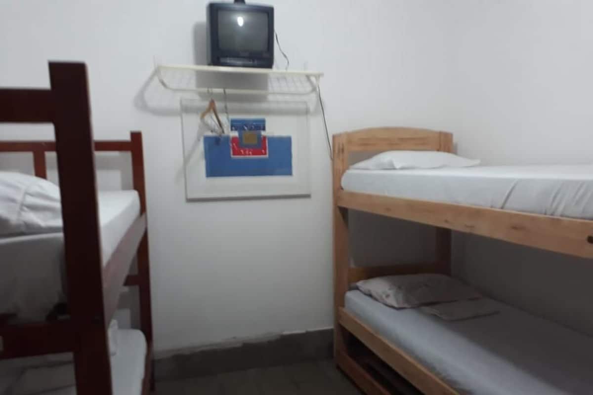 Quarto (Jovem) | Minibar, Wi-fi grátis, roupa de cama fornecida