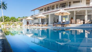 Piscina externa, piscina infinita