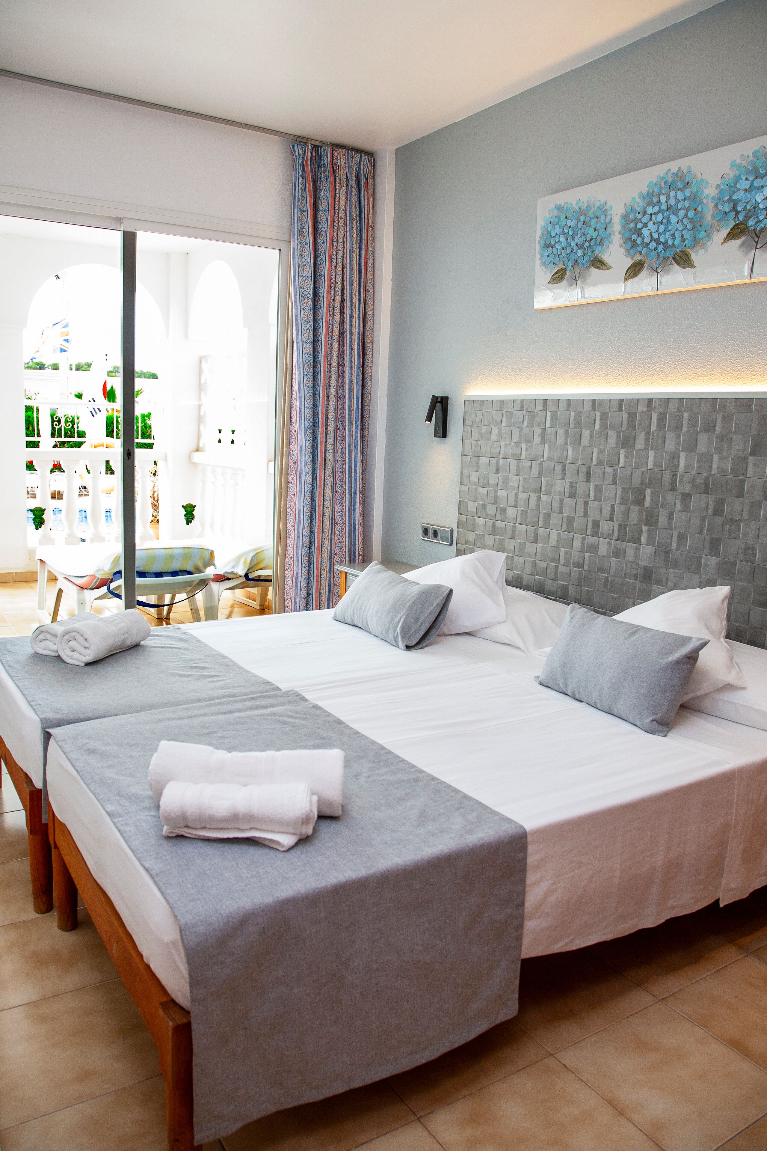 Cortinas/cortinados opacos, ferro/tábua de engomar, Wi-fi grátis 