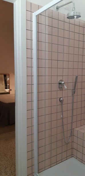 Quarto Duplo ou Twin | Casa de banho | Um polibã, um chuveiro fixo, um bidé, toalhas fornecidas 