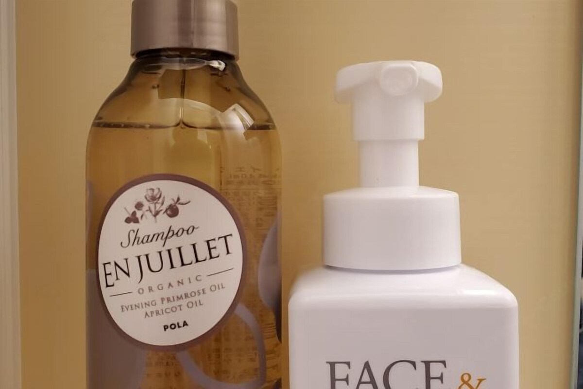 Duas embalagens de shampoo e limpador facial orgânicos Enjuillet.