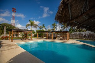 2 piscinas exteriores, espreguiçadeiras