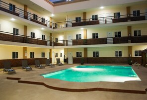 Piscina exterior, guarda-sóis, espreguiçadeiras 