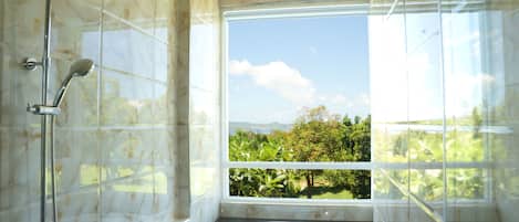 Quarto Familiar, vista parcial para o oceano | Casa de banho | Um polibã e uma banheira separados, uma banheira de imersão total