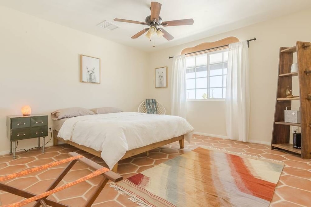 Peaceful Desert Ranch House Retreat Set On 2+ Boulder Filled Acres With Views - Yucca Valley, CA
