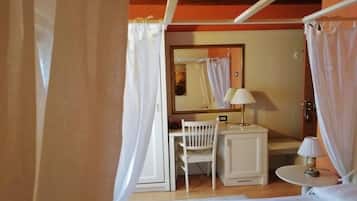 Suíte júnior, varanda, vista para o jardim | 1 quarto, frigobar, cofres nos quartos, quartos à prova de som