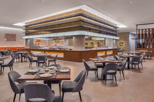 Pequenos-almoços servidos, cozinha local e internacional 