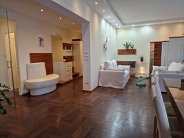 Garden Suite | Sala de estar | Smart TV de 43 polegadas com canais via satélite, Netflix 