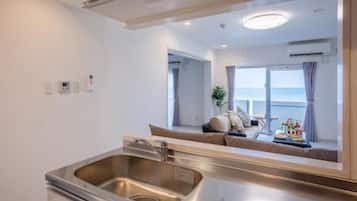 Suite | Cozinha privada | Um frigorífico, um micro-ondas, uma placa de cozinha
