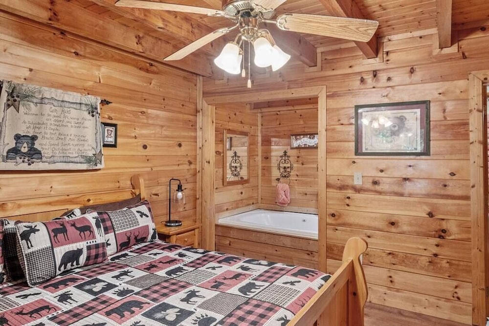 Pigeon Forge Cabin Stay W/ Relaxing Hot Tub - Pigeon Forge, TN