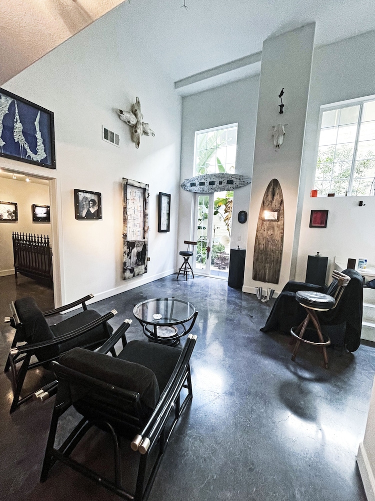 Ventura Downtown Art Loft Style Condo - Ventura, CA