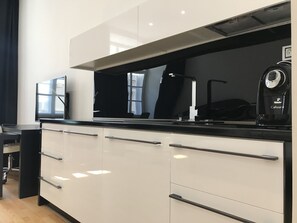 Apartamento luxo | Cozinha privada | Geladeira, micro-ondas, cooktop, talheres/pratos/utensílios de cozinha