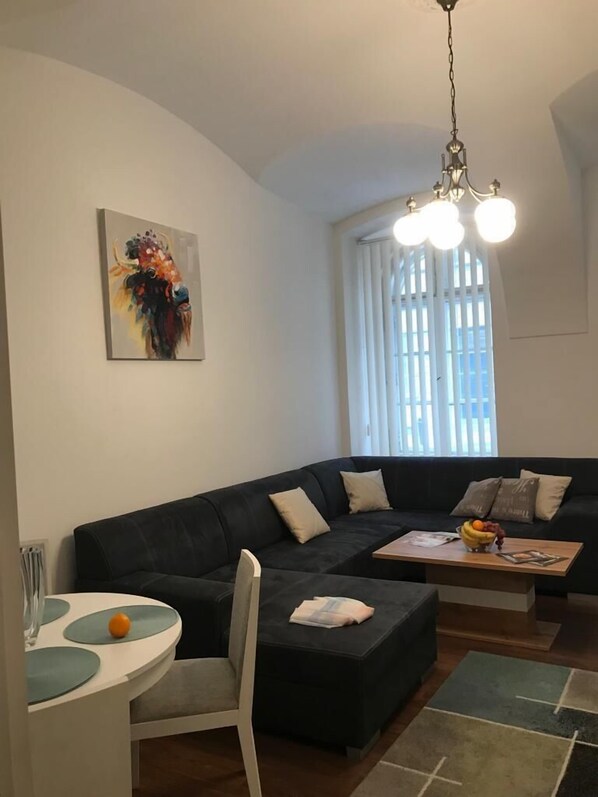 Apartamento luxo, 1 quarto, vista para o pátio | Área de estar