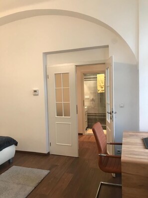 Apartamento luxo, 1 quarto, vista para o pátio | Individualmente mobiliados, escrivaninha