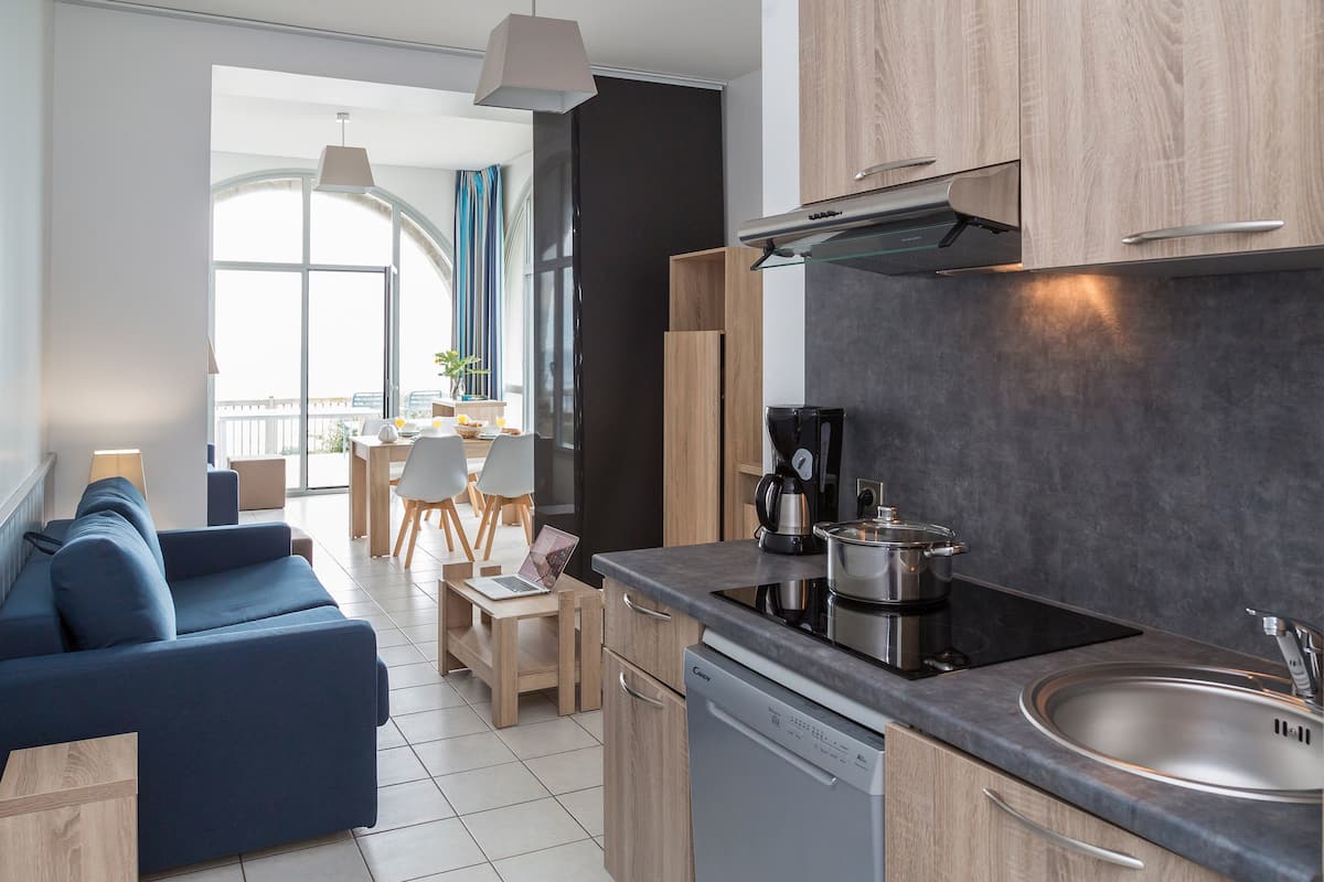 Um frigorífico, um micro-ondas, uma placa de cozinha