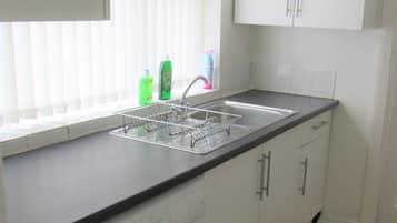 Apartamento Básico, 4 quartos | Cozinha privada | Um frigorífico/congelador grande, um micro-ondas, um forno